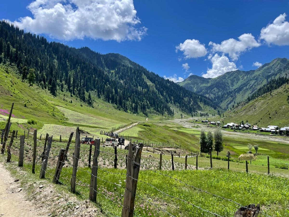 Guns fall silent, Kashmir’s no-go zones woo tourists - The Hindu