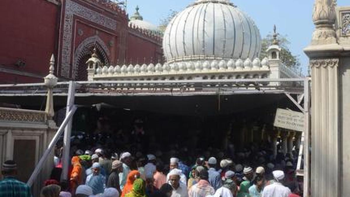 Allow women in Nizamuddin dargah, says petition in HC - The Hindu