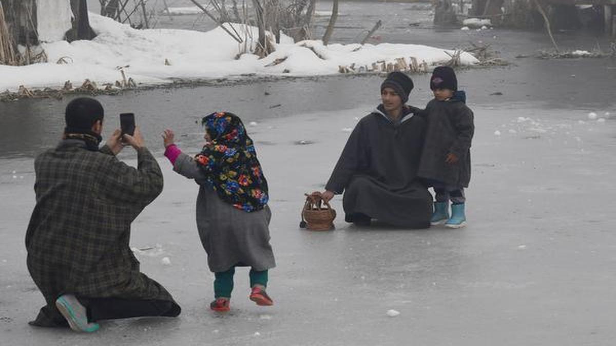 Cold wave intensifies in Kashmir as minimum temp dips further - The Hindu