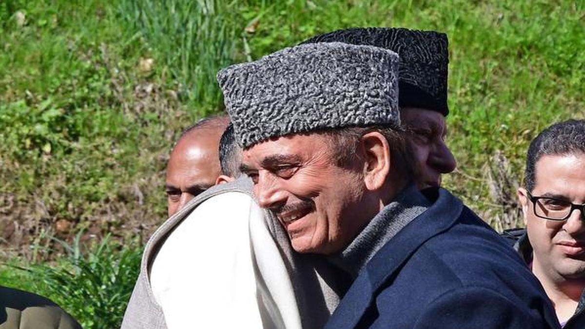 Azad meets Farooq, pitches for release of detained mainstream leaders ...