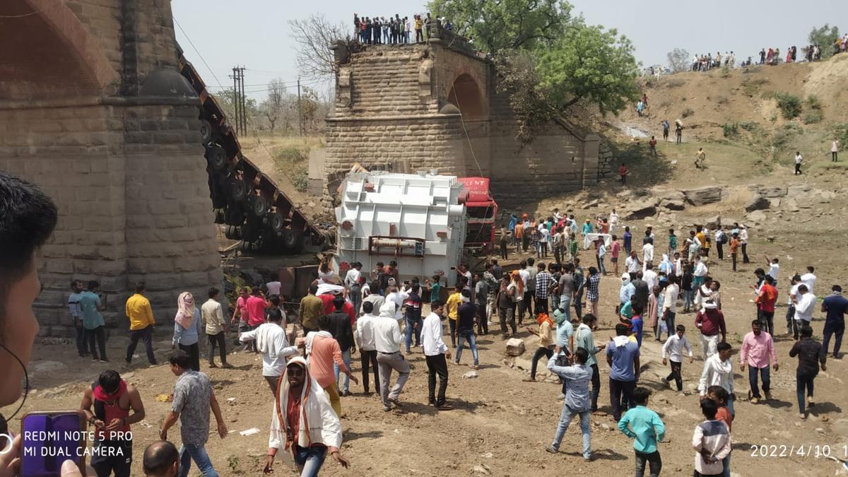 British-era bridge collapses in MP's Narmadapuram - The Hindu
