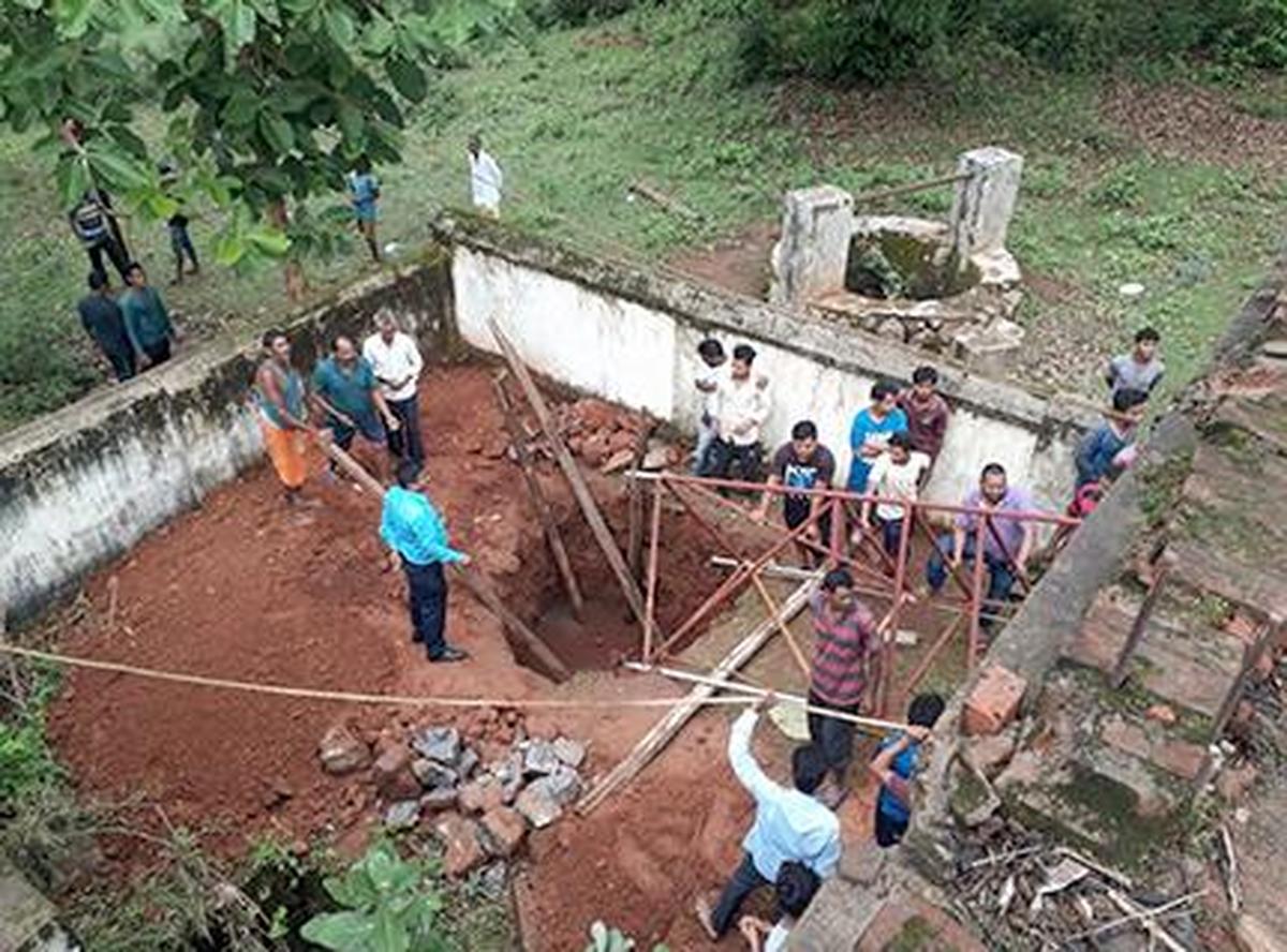 Locals in Odisha build cell phone tower for BSNL - The Hindu