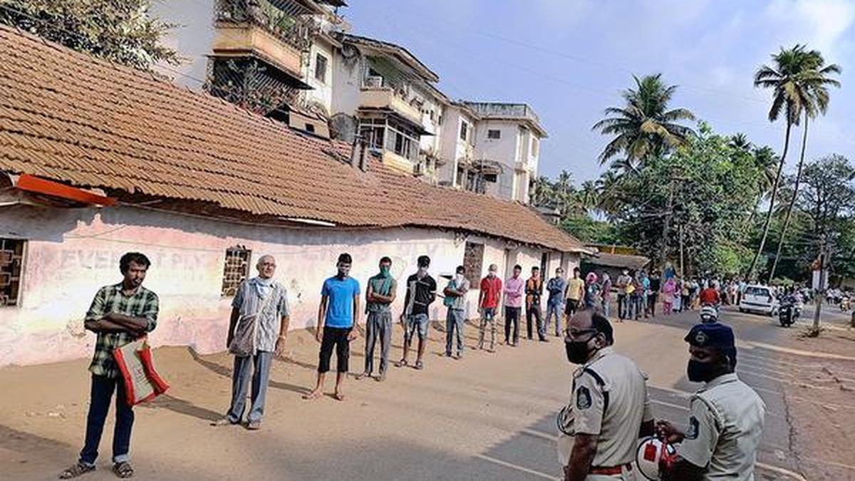 Chaos in Goa as grocery shops reopen after five-day shutdown - The Hindu