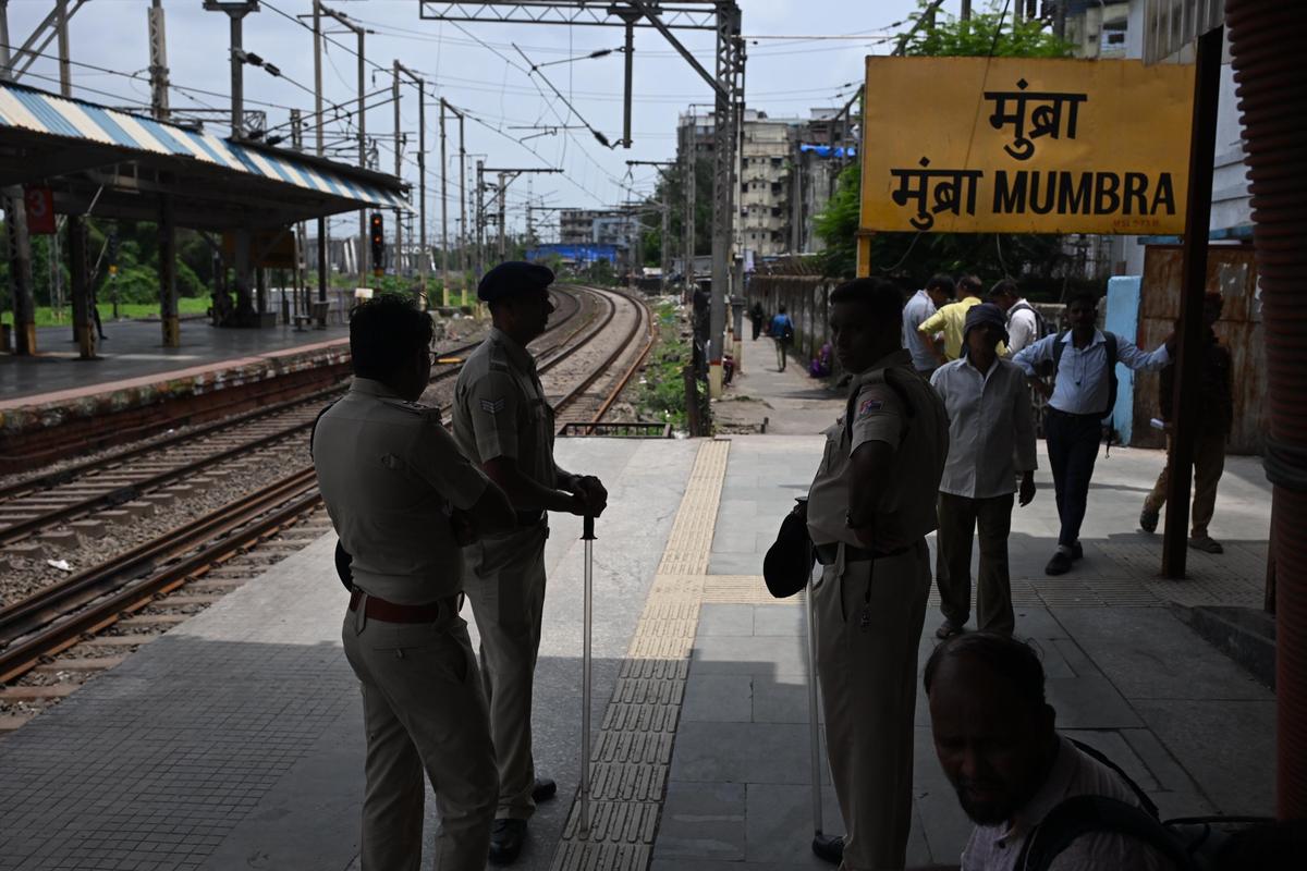 Mumbai train accident: Four dead, nine injured after falling off two ...