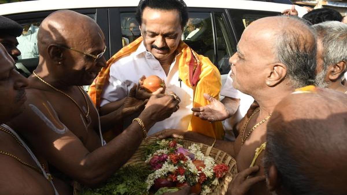 Stalin honoured by Srirangam priests outside temple - The Hindu