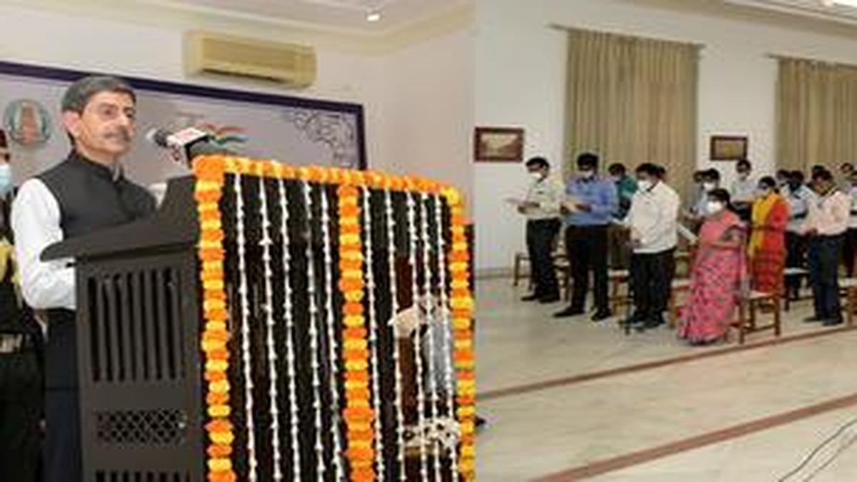 Governor administers ‘Constitution Day’ pledge - The Hindu