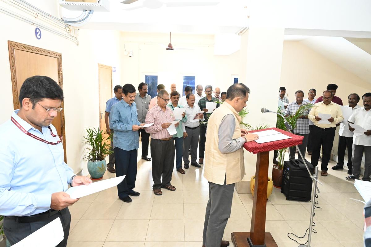 Puducherry L-G, Chief Minister pay floral tributes to former Prime ...