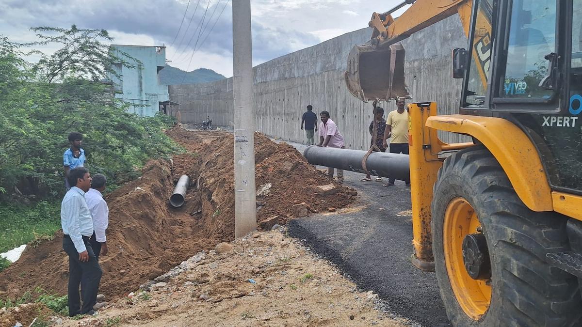 Work on piped water supply project in Sholinghur town on fast track ...