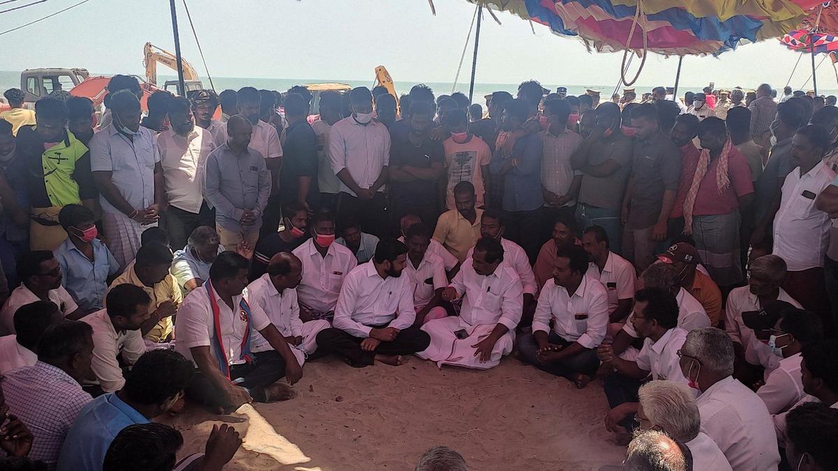 Oil spill in Nagapattinam coast | Fishermen temporarily call off ...