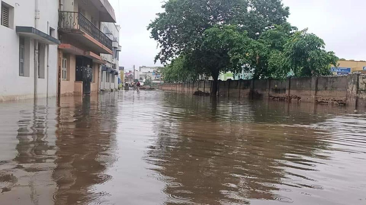 Rain inundates government hospital, housing quarters at Vaniyambadi ...