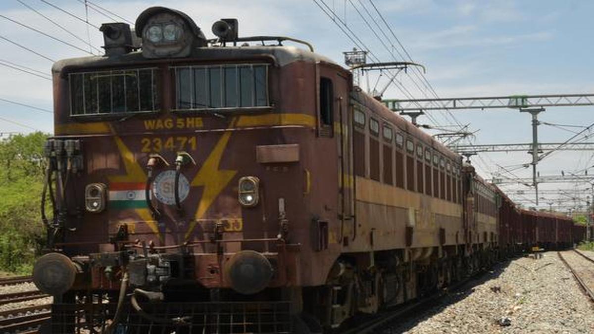 Electric loco-hauled freight train chugs to Thanjavur from Tiruchi ...
