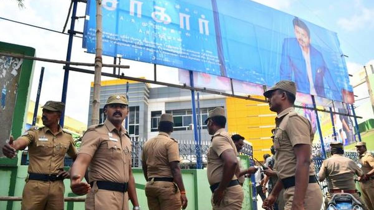 Screening of 'Sarkar' interrupted in western districts - The Hindu