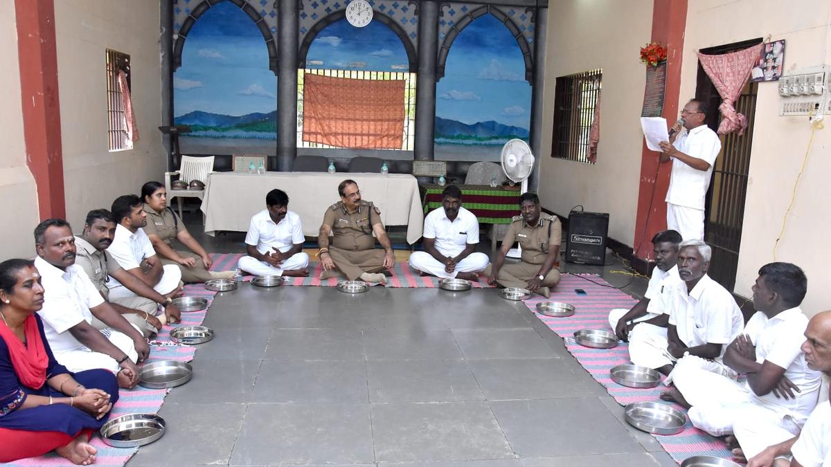 DGP dines with prisoners in Puzhal - The Hindu