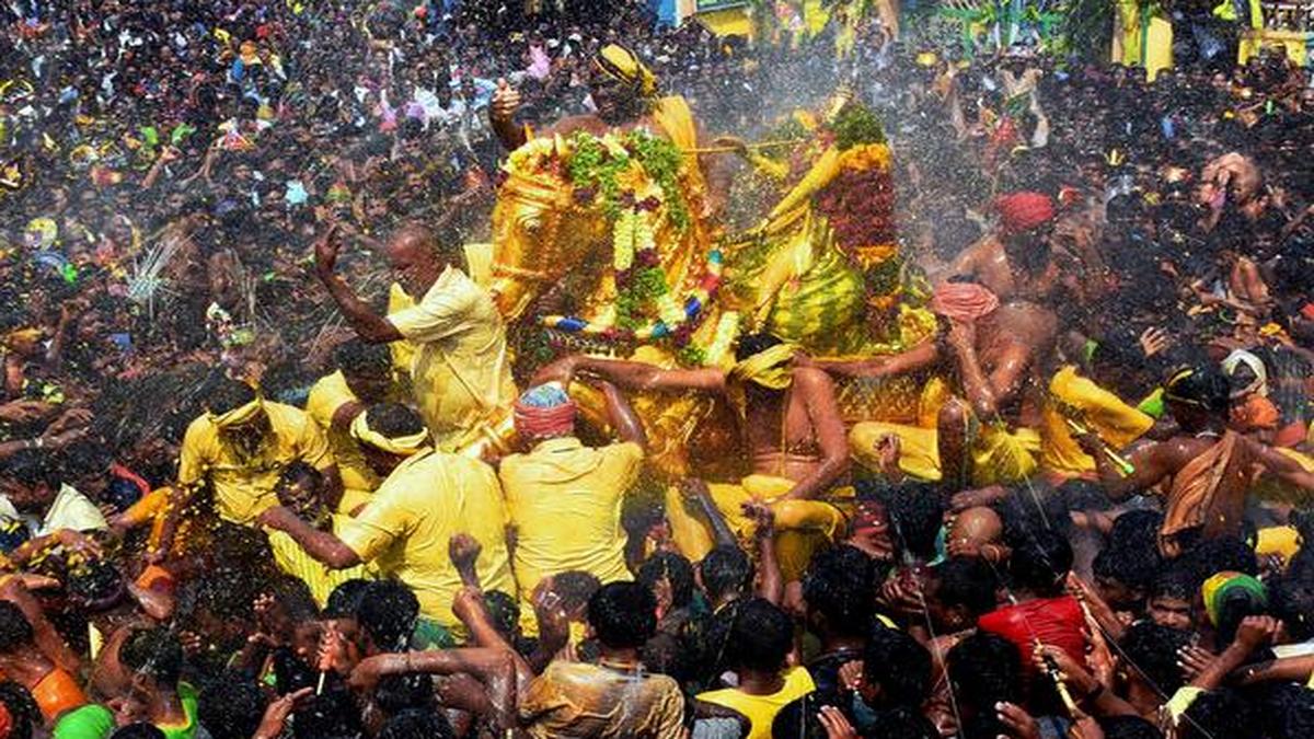 Thousands witness Kallazhagar enter River Vaigai - The Hindu