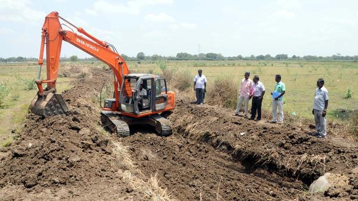 Clogged channels hamper irrigation in delta region - The Hindu