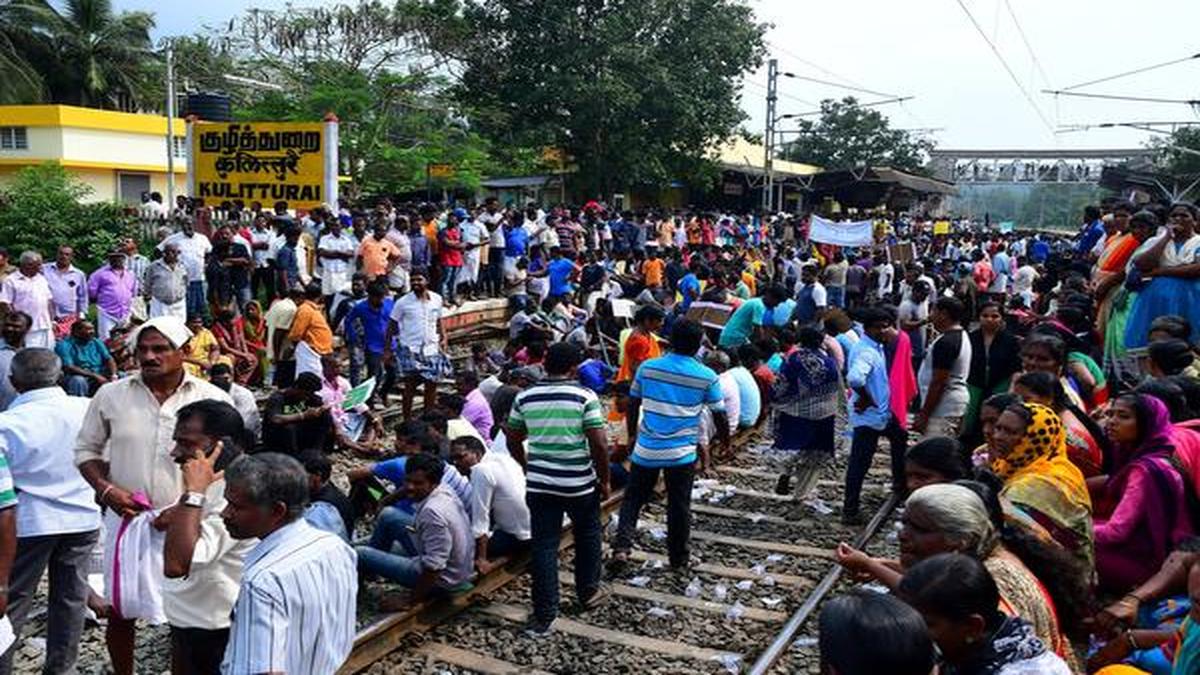 Fishermen protest withdrawn at Kuzhithurai railway station - The Hindu