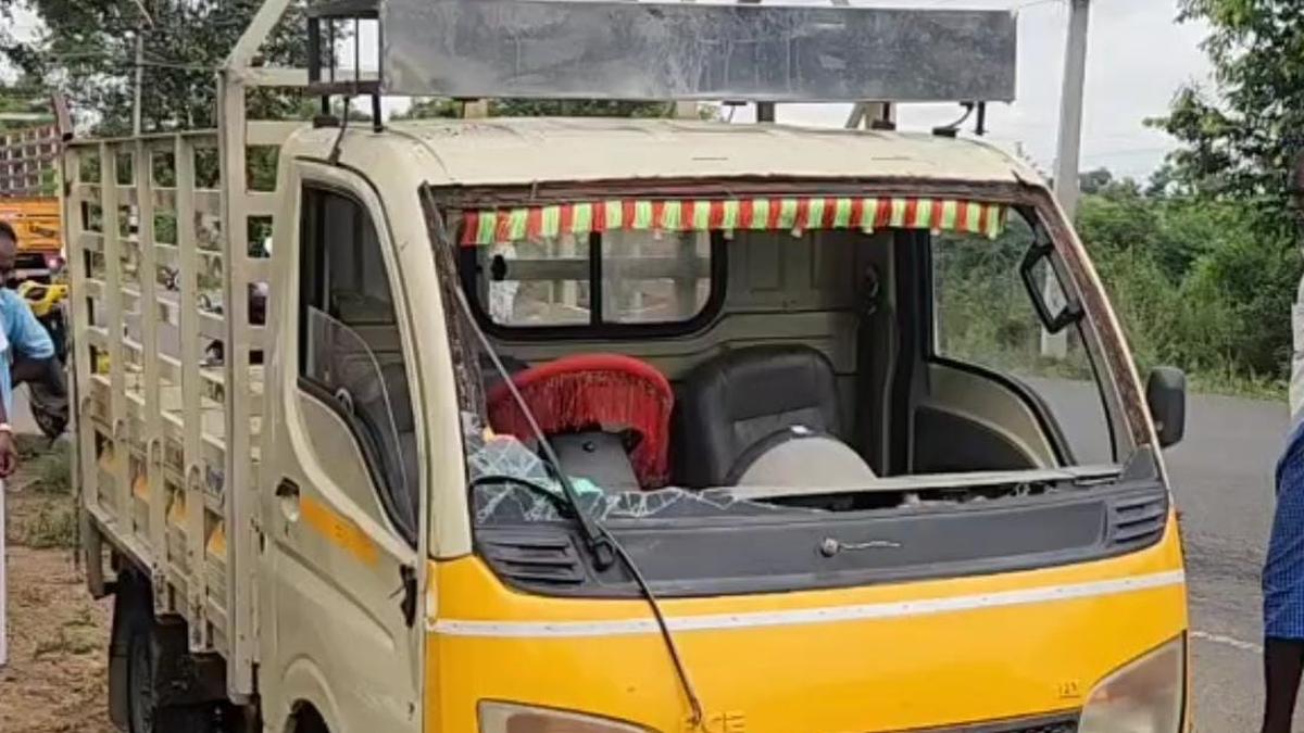 25 persons injured as vehicle overturns near Sholinghur town - The Hindu