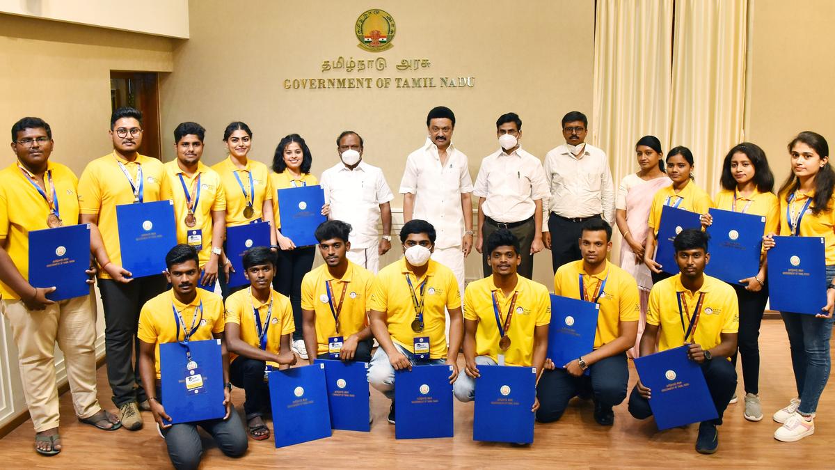 Tamil Nadu Chief Minister hands over incentives to youth who won in ...