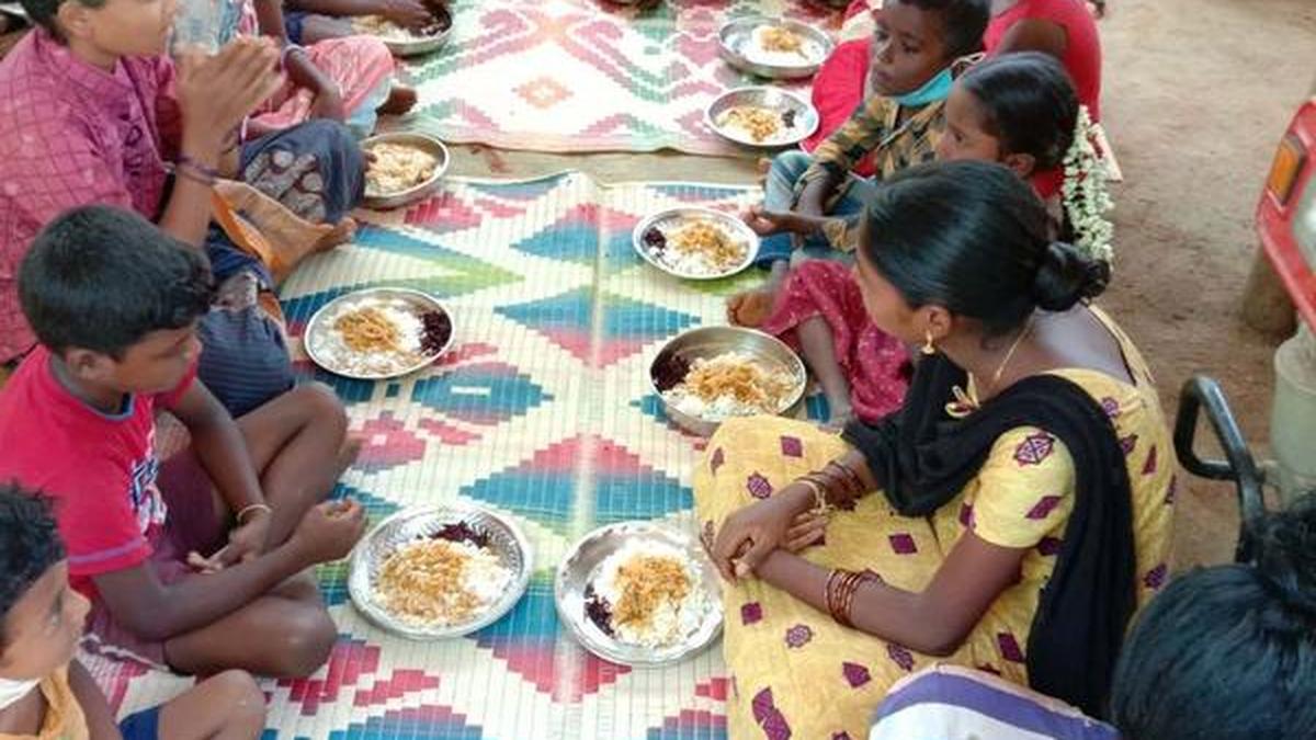 NGO provides noon meal to Irula children in Cuddalore - The Hindu