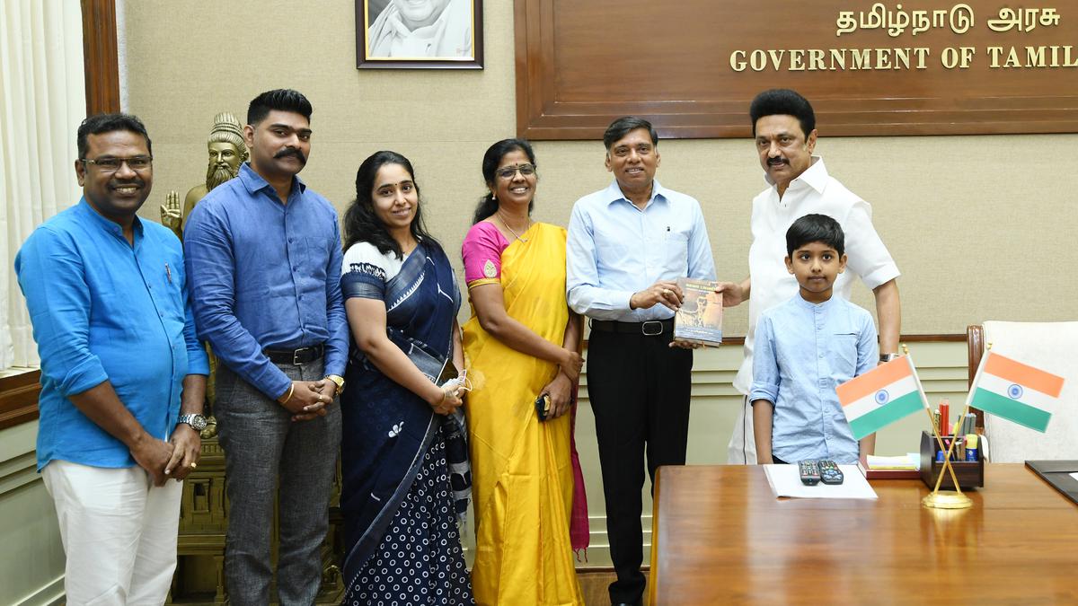 Sahitya Akademi awardee M. Rajendran calls on CM - The Hindu Sahitya Akademi awardee M. Rajendran calls on CM - The Hindu
