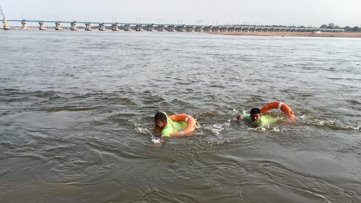 Three children washed away in Kollidam river at Srirangam - The Hindu
