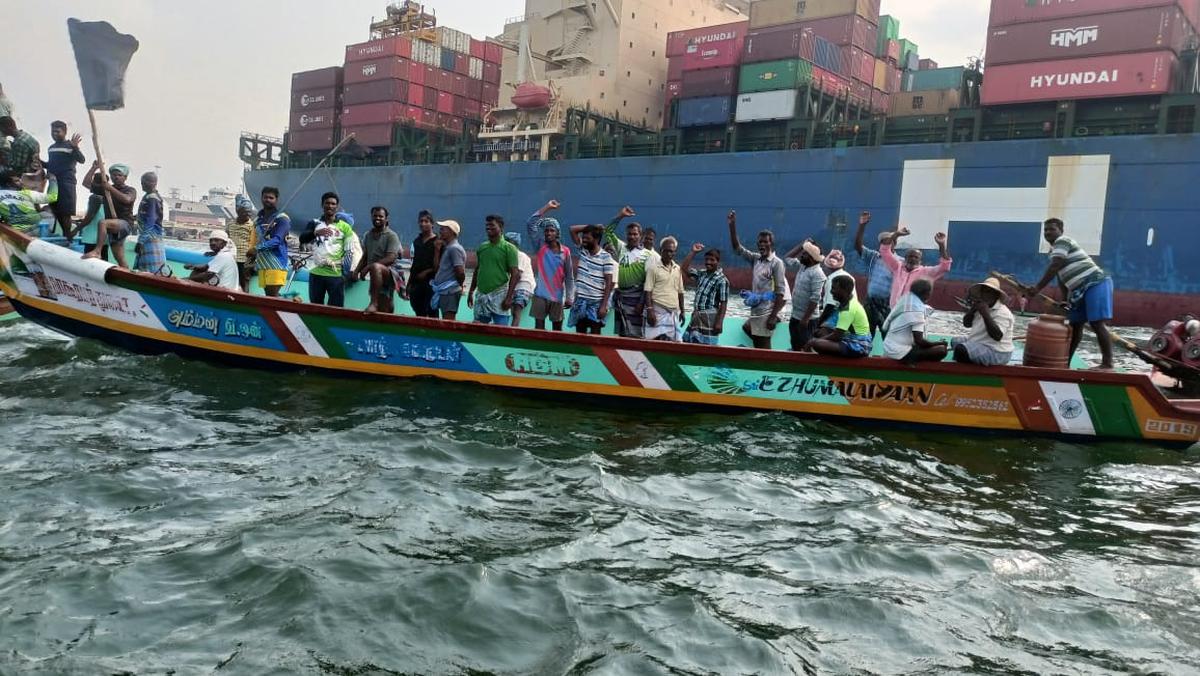 Fishermen block entry to Kattupalli port - The Hindu