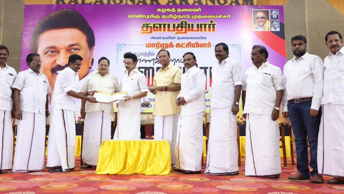 2,600 NTK cadre join DMK in the presence of Stalin - The Hindu