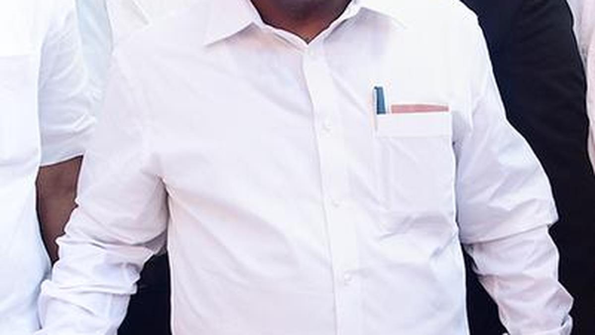 Manoj Pandian reiteratescharge against Sasikala - The Hindu