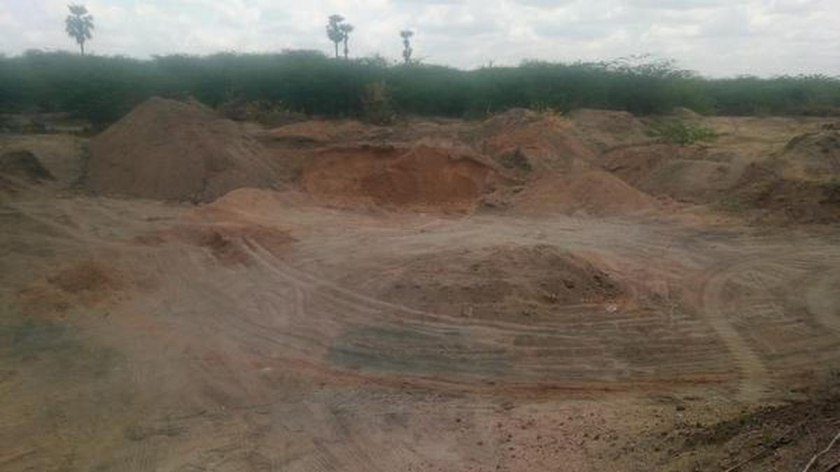 Sand smugglers targeting Gundar riverbed near Tiruchuli - The Hindu