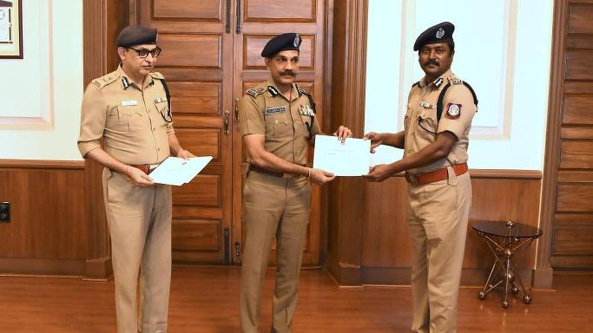 T.N. DGP felicitates policemen who solved the FedBank robbery case ...