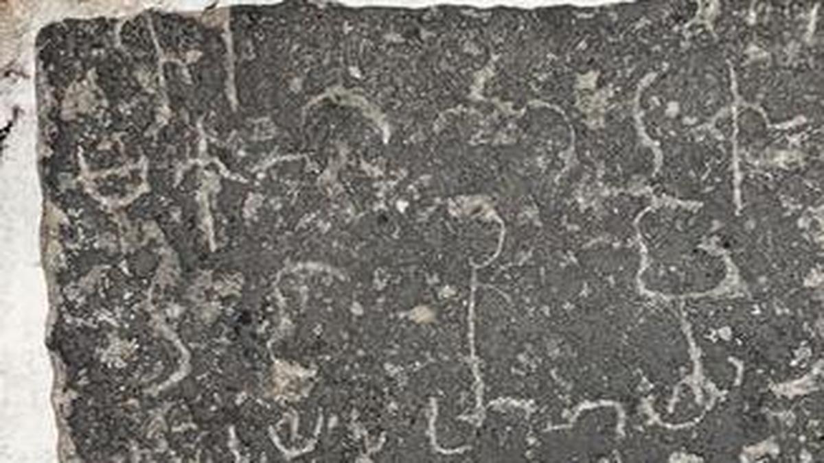 Hero stone unearthed in Villupuram district - The Hindu