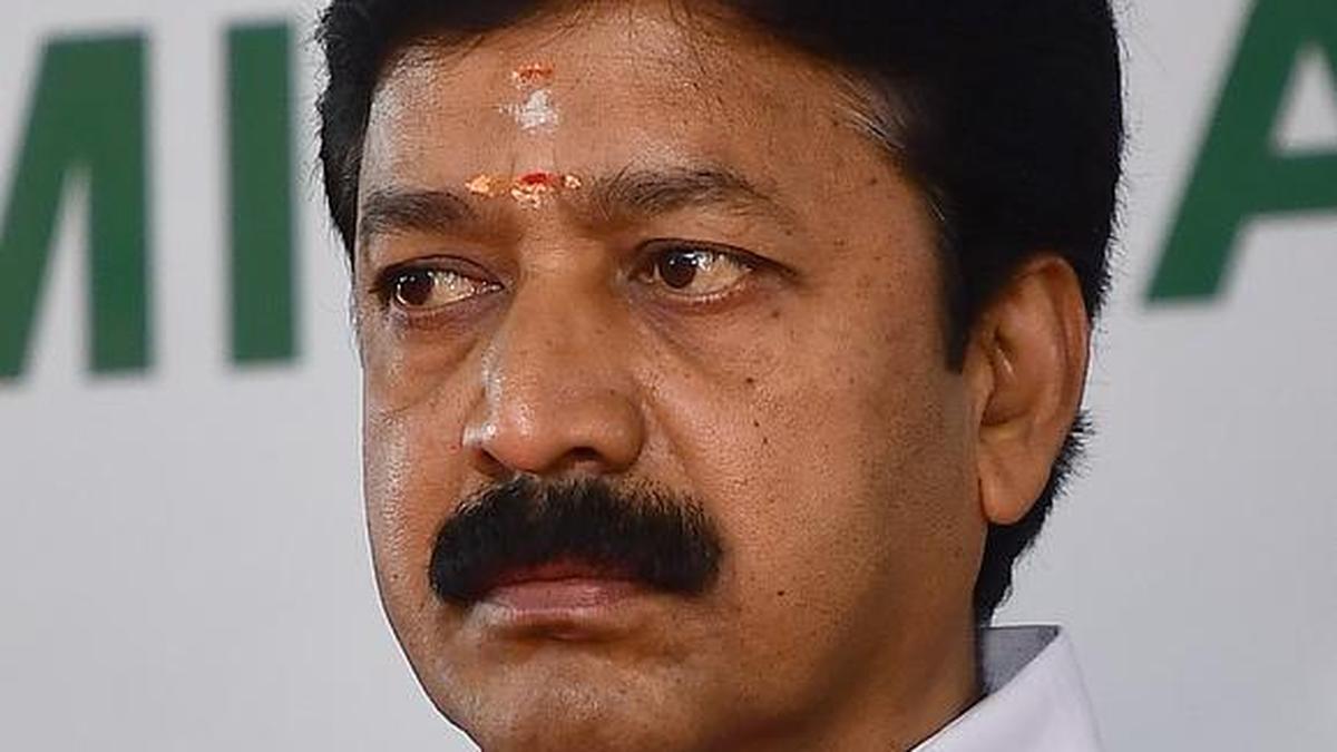 No AIADMK worker will brook Sasikala’s entry into party, says former ...