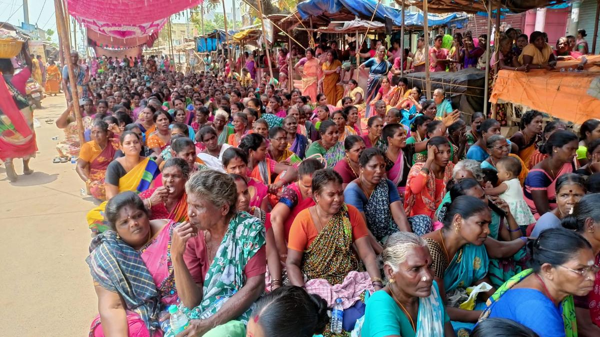 Fishermen block entry to Kattupalli port - The Hindu