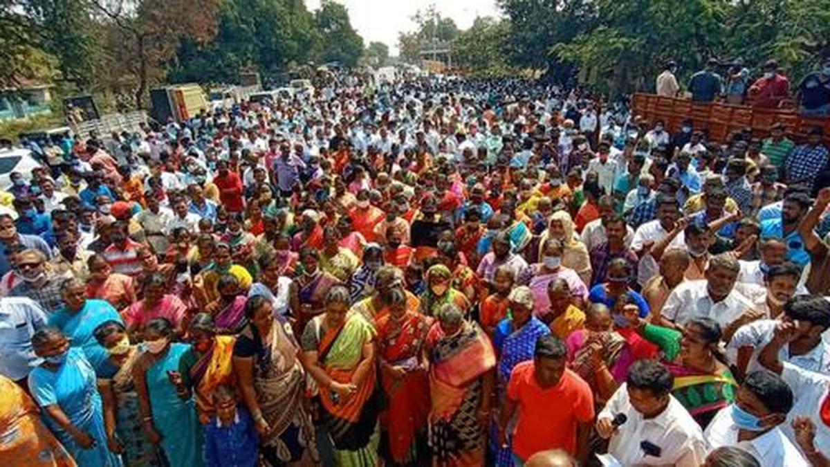 Protest at Bannari against ban on vehicle movement during night hours ...