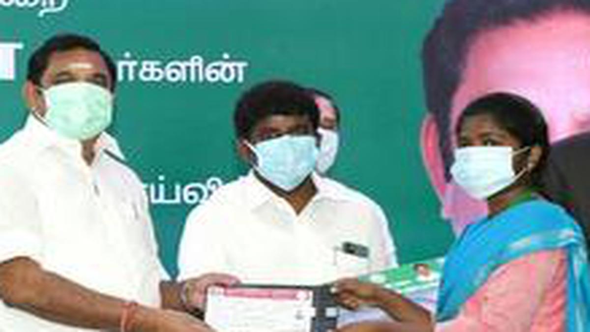 Tamil Nadu CM Edappadi Palaniswami distributes allotment letters to ... Tamil Nadu CM Edappadi Palaniswami distributes allotment letters to ...