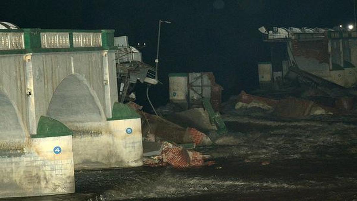 Regulator across Coleroon at Mukkombu washed away - The Hindu