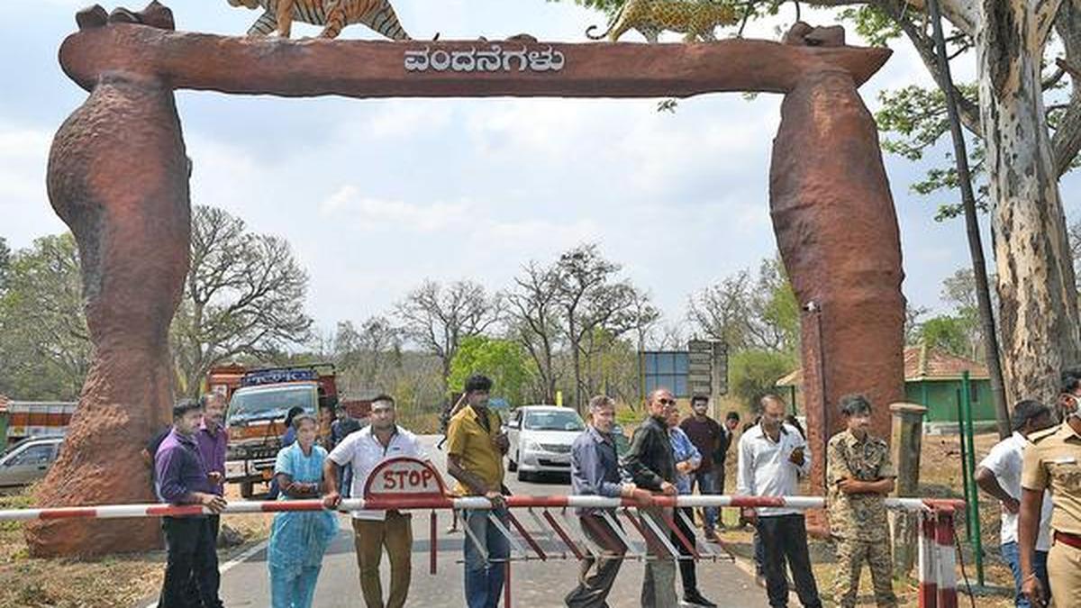 T.N. puts curbs on traffic across borders till March 31 - The Hindu