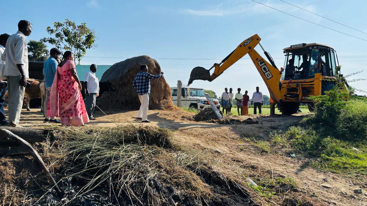Illegal pillars on stream near Sholinghur town demolished - The Hindu