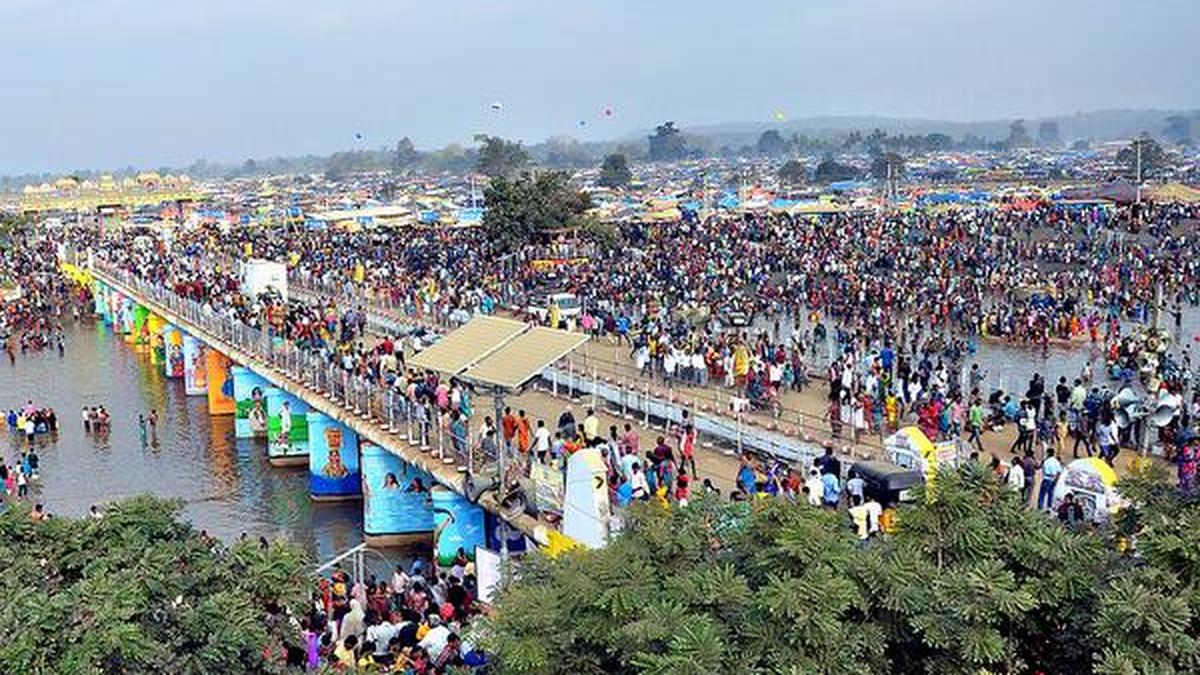 Medaram turns into a sea of pilgrims - The Hindu