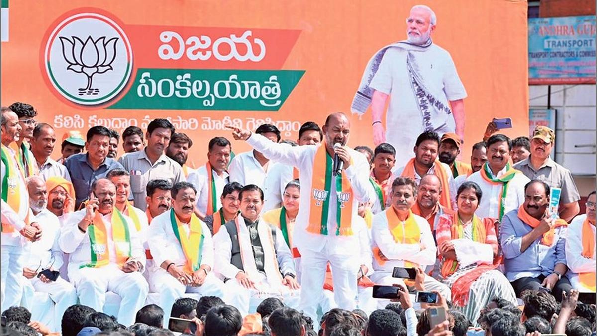 Thrash leaders talking of alliance with BRS, Bandi Sanjay tells BJP workers - The Hindu