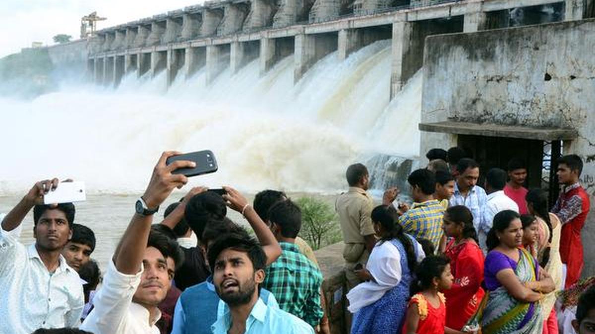 Lower Manair dam filled to the brim - The Hindu