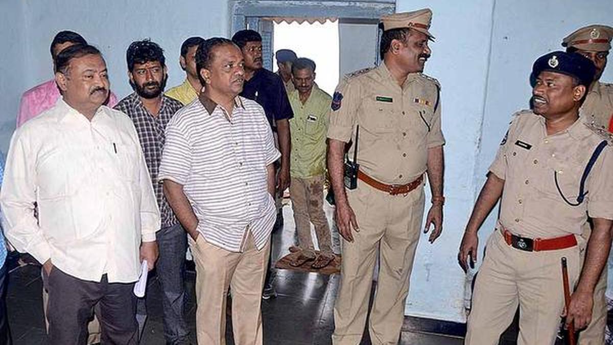 Police stations to have waiting rooms - The Hindu