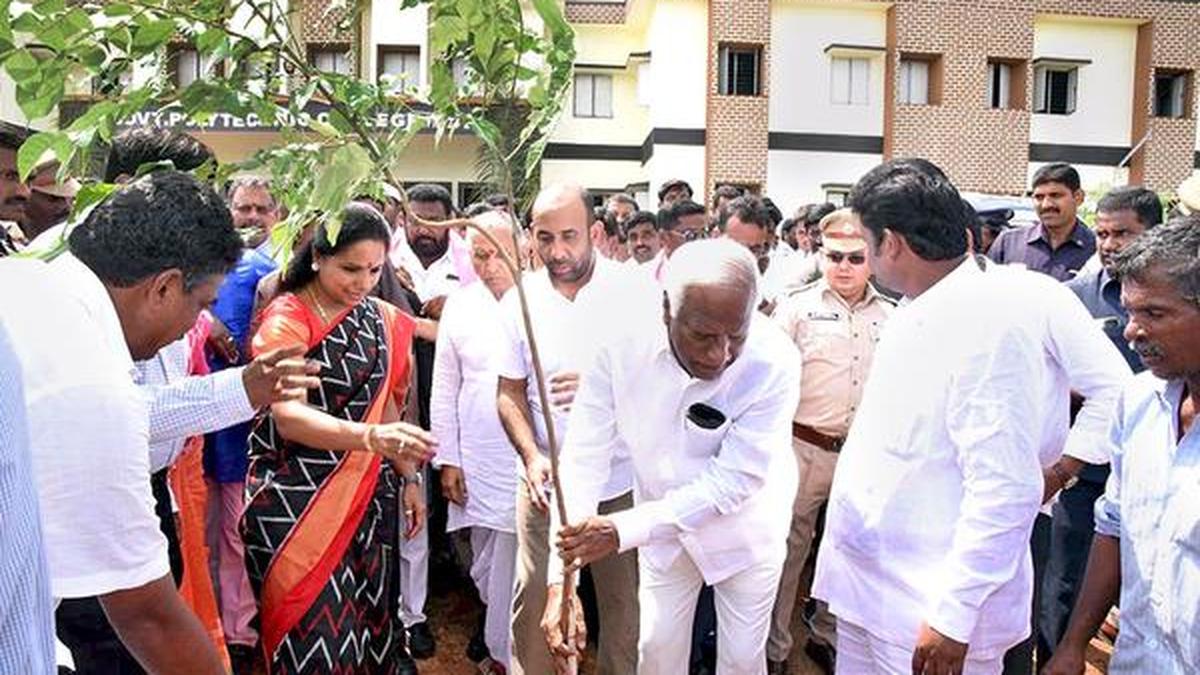 Make concerted effort to improve quality of education: Kadiam - The Hindu