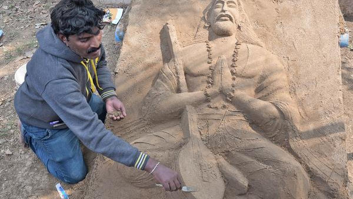 Peddapalli sand artist pays tribute to Bhakta Ramadasu - The Hindu