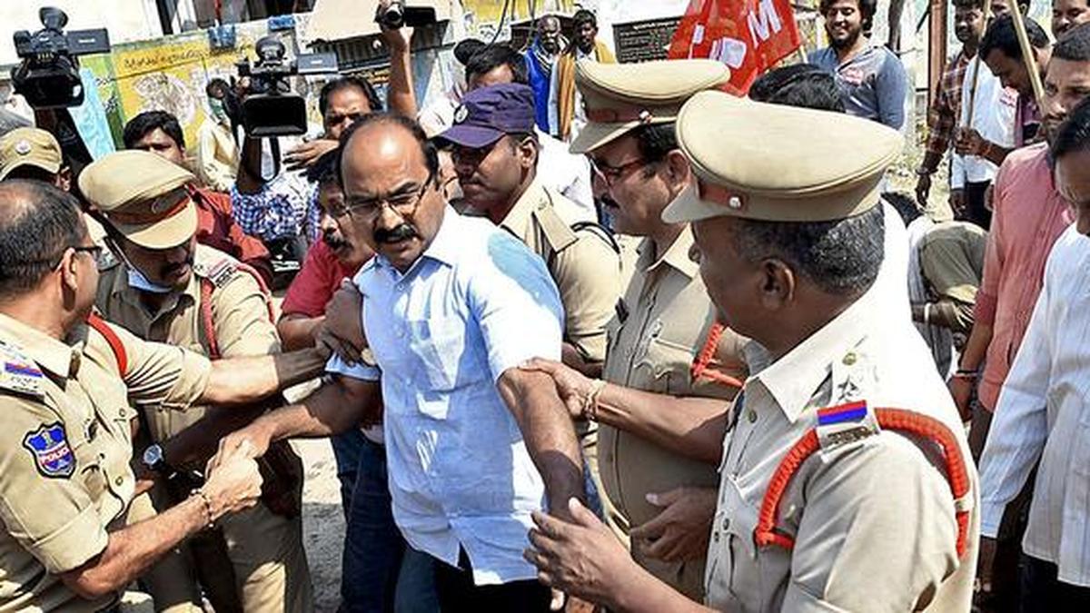 Police foil protest by CPI(M) at chilli market - The Hindu