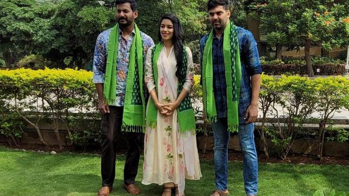 Actors plant saplings as part of ‘Green India Challenge’ - The Hindu