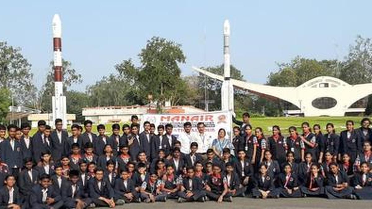 Students visit ISRO centre - The Hindu