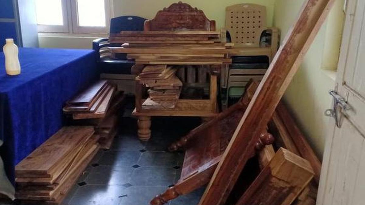 Timber smuggling racket busted in Telangana - The Hindu