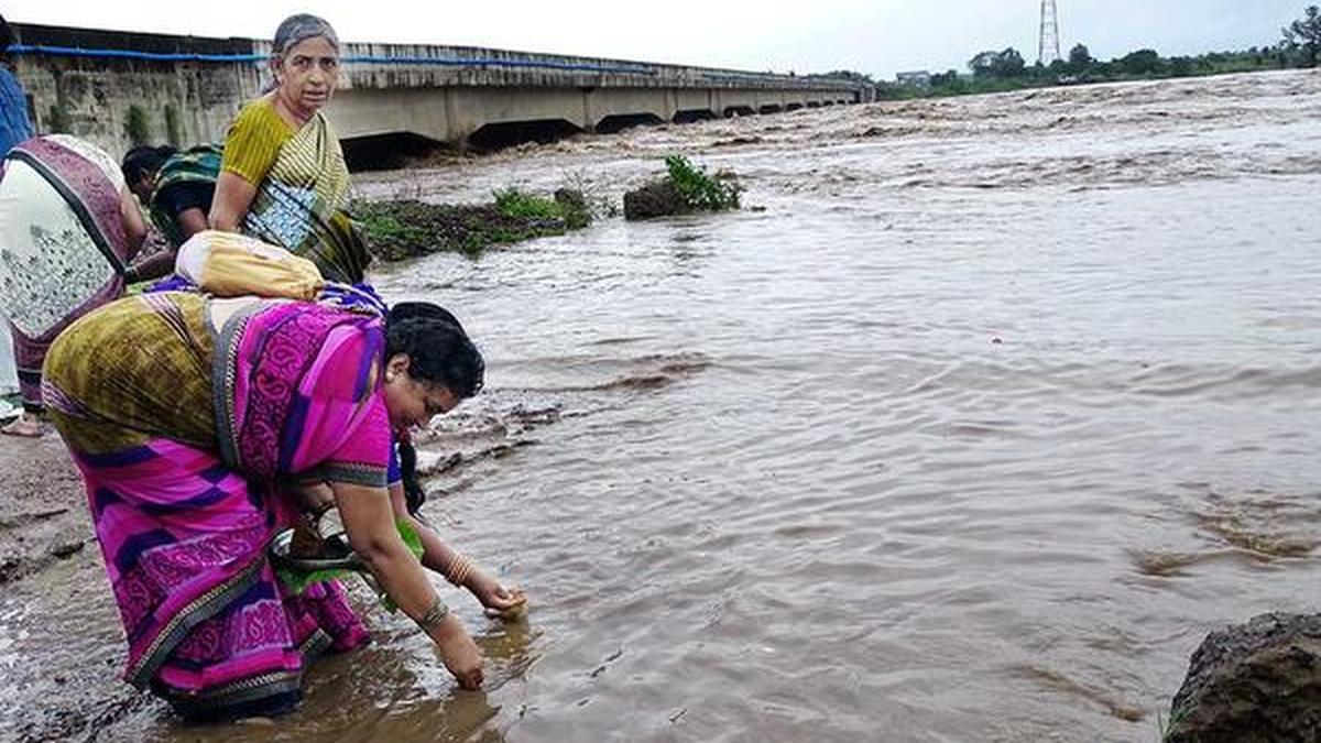 Heavy-flowing Penganga threatens to breach banks - The Hindu