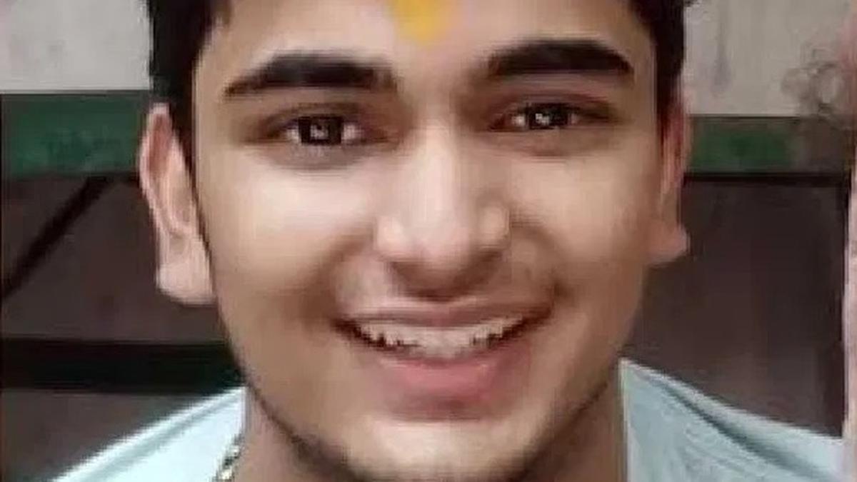 Delhi University student stabbed to death outside Aryabhatta College ...